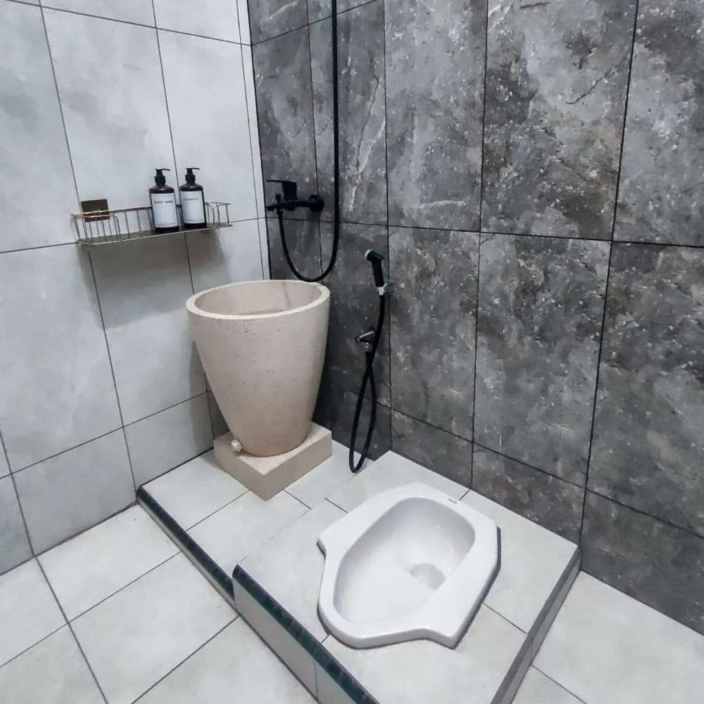 8 Inspirasi Desain WC Jongkok Modern untuk Kamar Mandi Anda, Inovasi ...